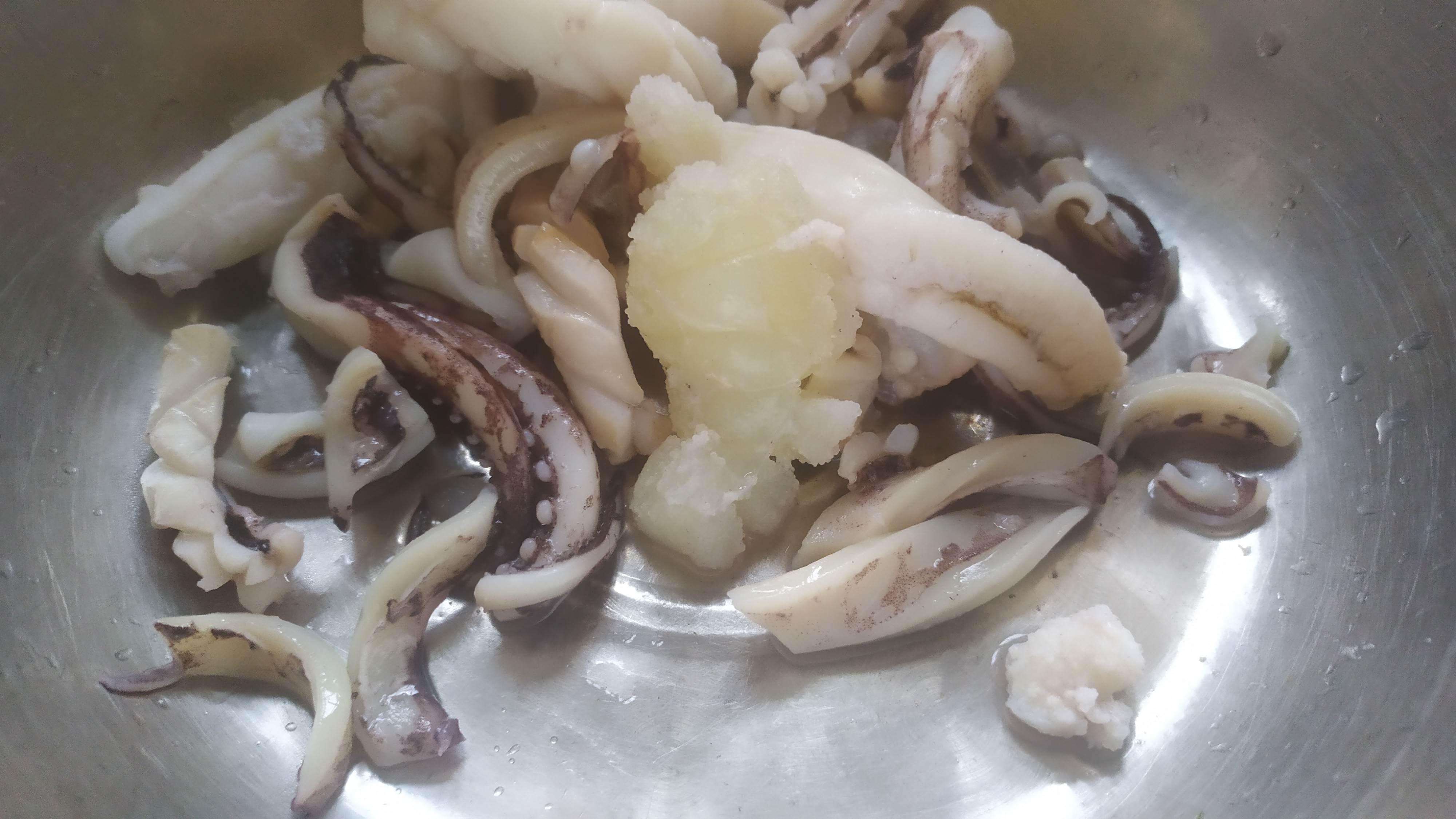Eating spicy squid in autumn feels quite good, so delicious that I can ...