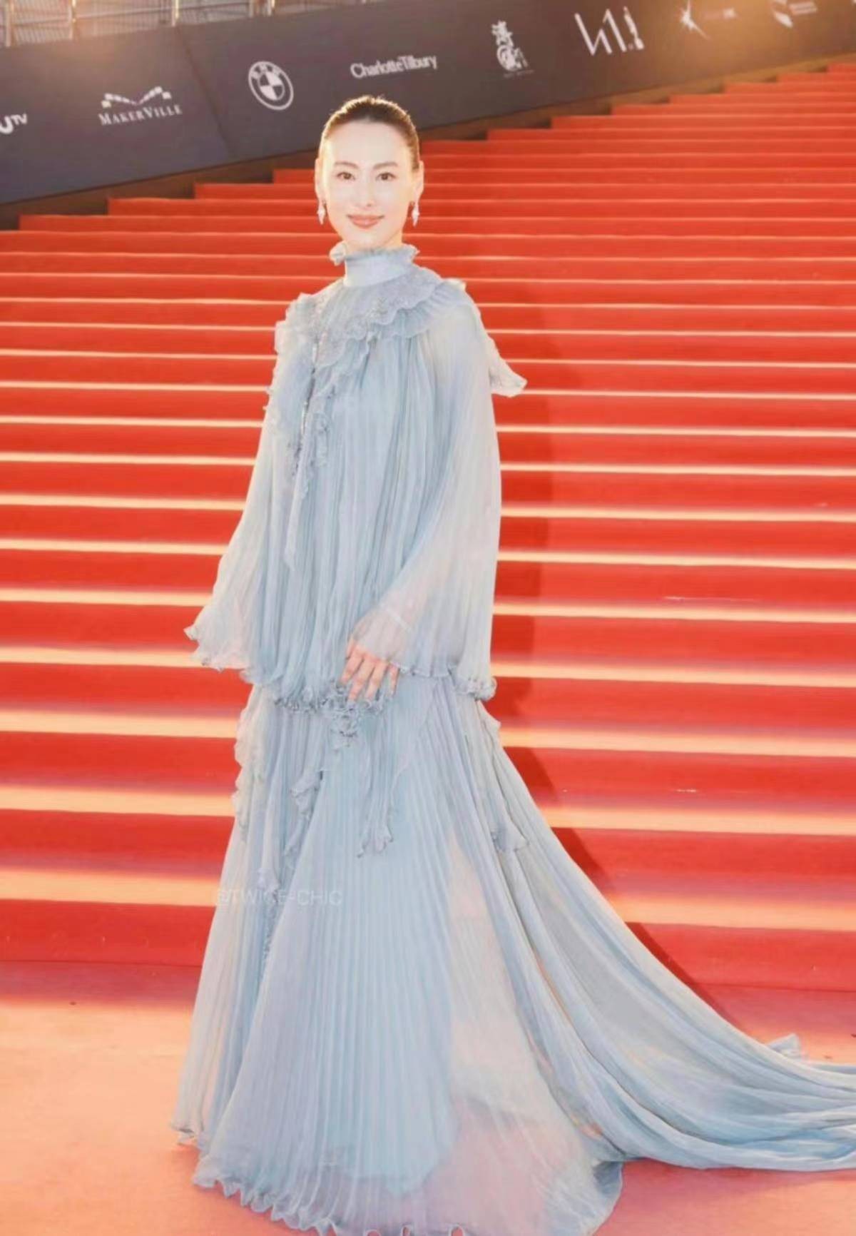 Liang Luoshi looks aristocratic on the red carpet after a long absence ...