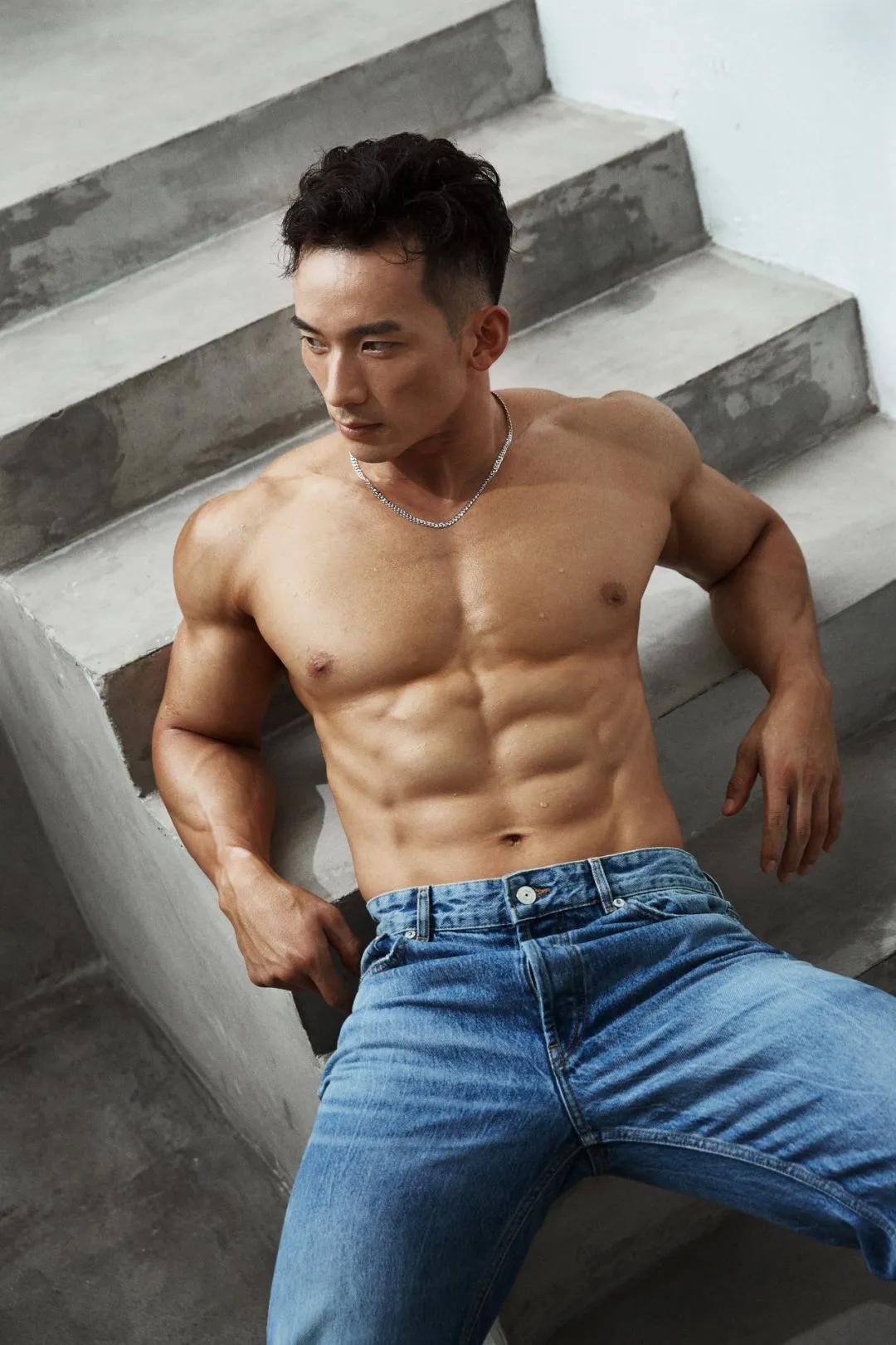 Bodybuilding champion Zheng Shaozhong - iNEWS