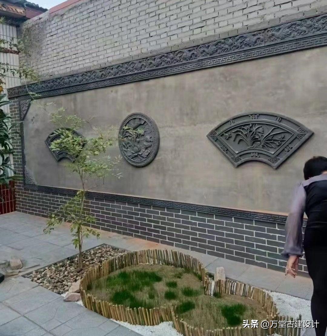 The Chinese courtyard fence decorated with brick carvings is elegant ...