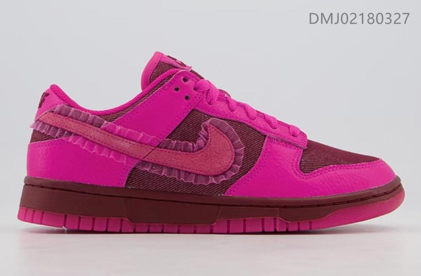 Coquettish rose powder + lace!This pair of Valentine's Day Dunk men ...