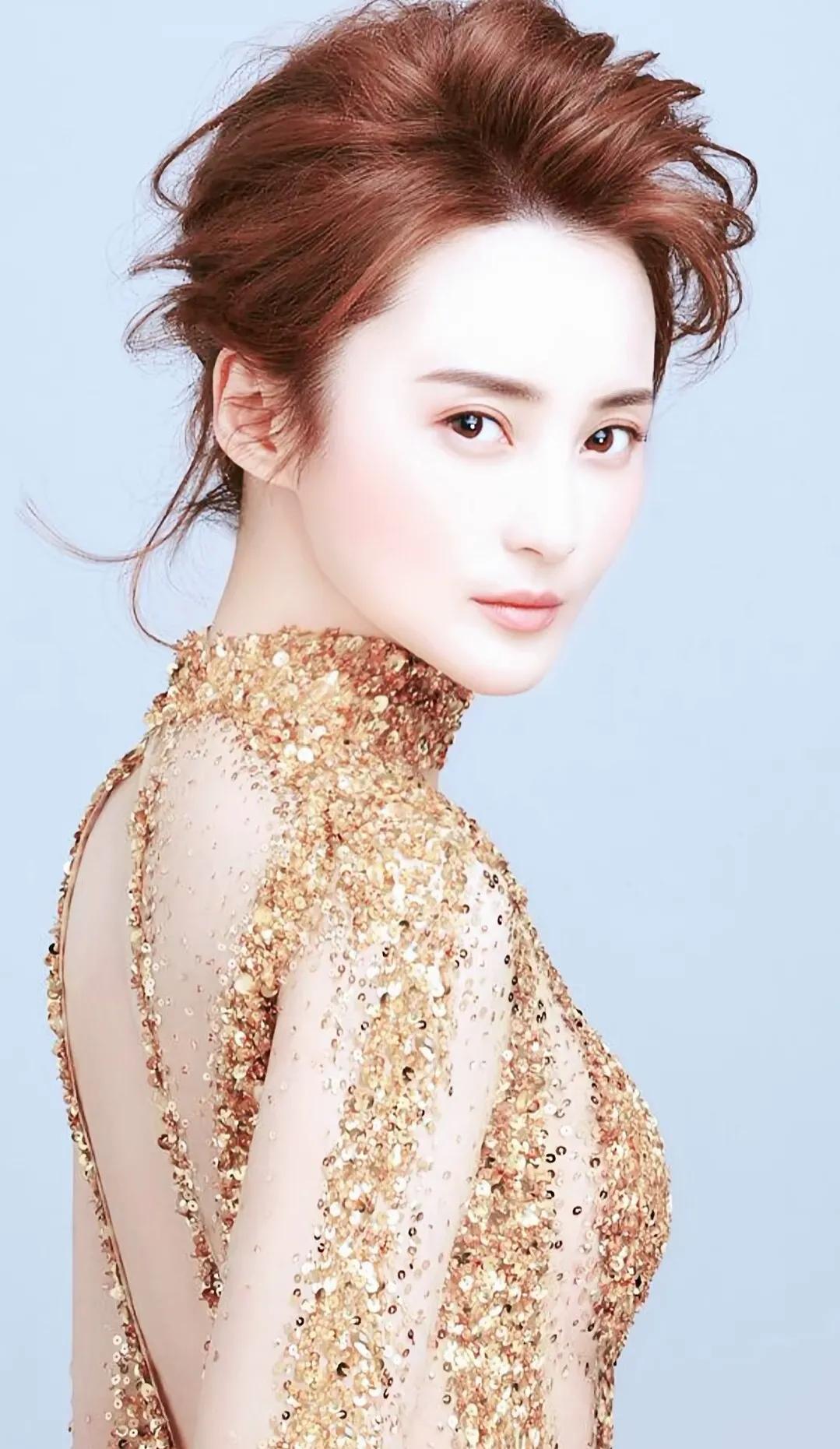 Jiang Qinqin in lace is charming - iNEWS