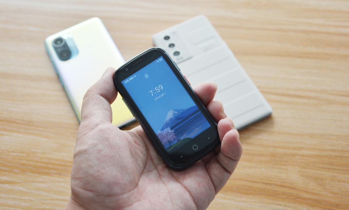 Small size mobile phone is easy to control!These four small-screen ...