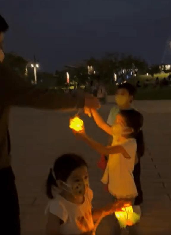 Guo Jingjing and Huo Qigang's family of five play together. The couple ...