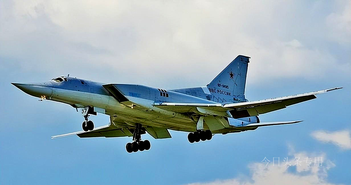 A Ukrainian drone hits a Russian supersonic bomber 650 kilometers from ...