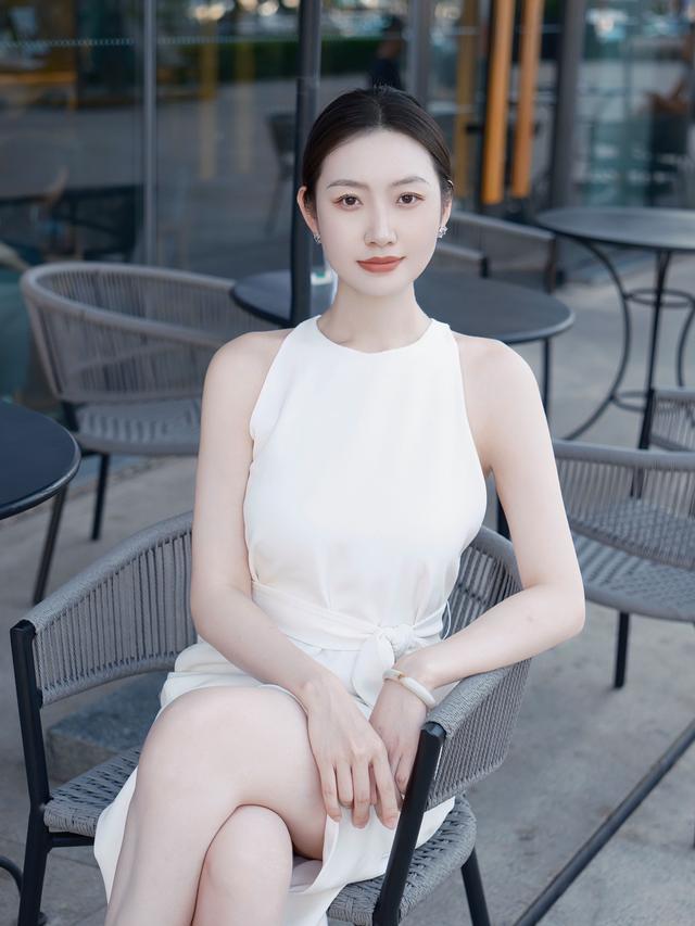 In midsummer, choose a pure white dress to show your elegance - iMedia
