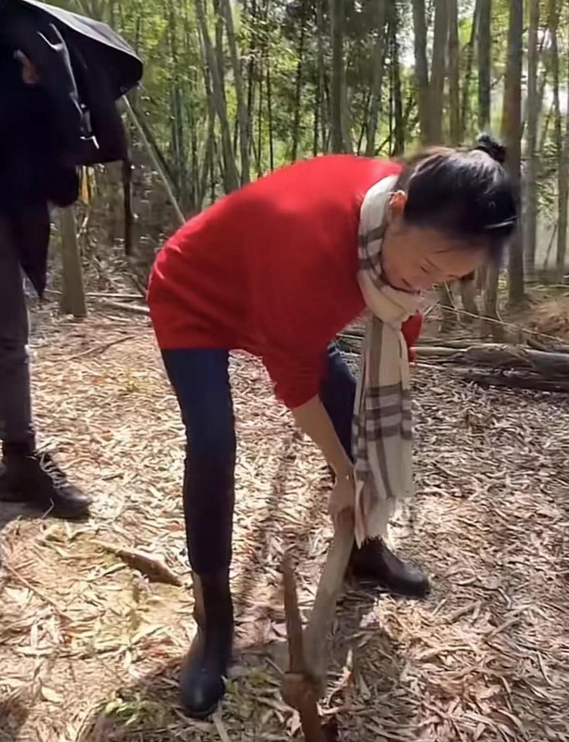 61-year-old Wu Qiong is too old to be recognized. She does farm work like a village woman, her ...