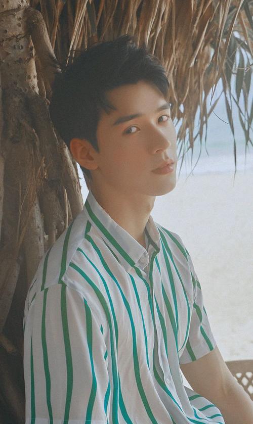 Brooke Shields: "So beautiful that strong men forget to flick the ash ...