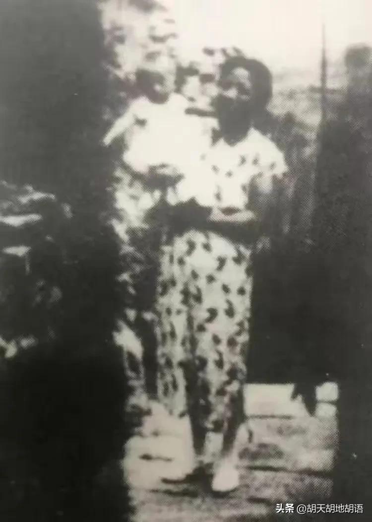 Zhou Enzi called Sai Letian, and Deng Yingchao was Big Letian, hugging ...