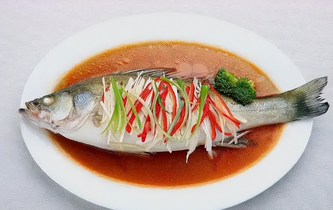The most simple and delicious steamed fish, a pot, a bottle of soy ...