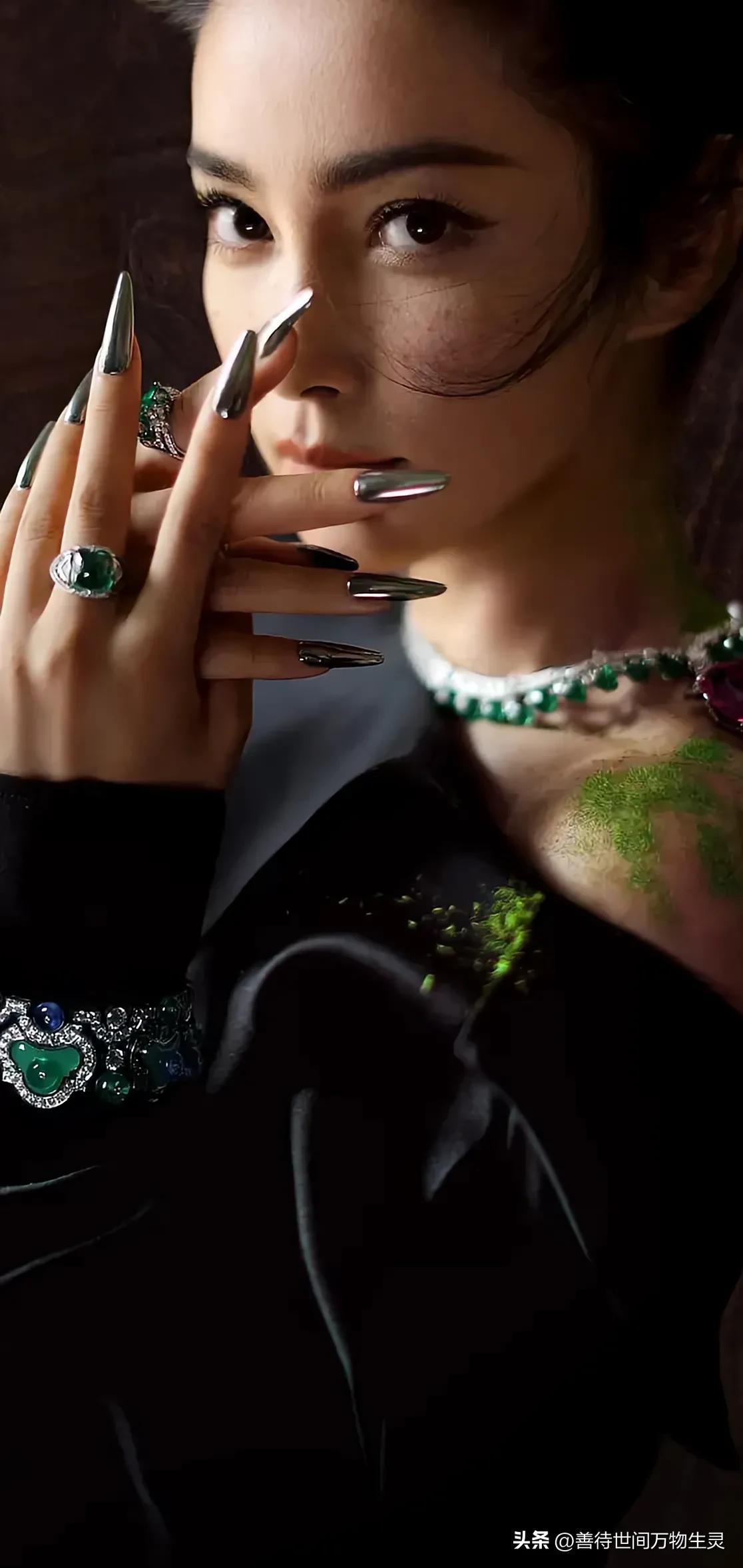 Li Bingbing Fashion Photo Album (Collector's Edition) - iNEWS