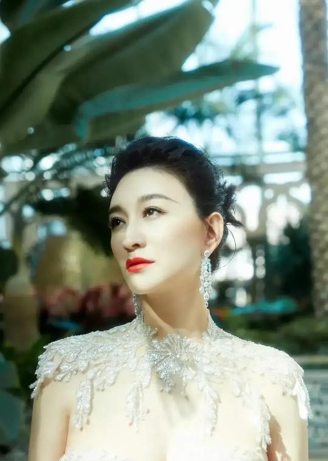 Li Xiaoran: Time never ages, she still has her true charm! - iNEWS