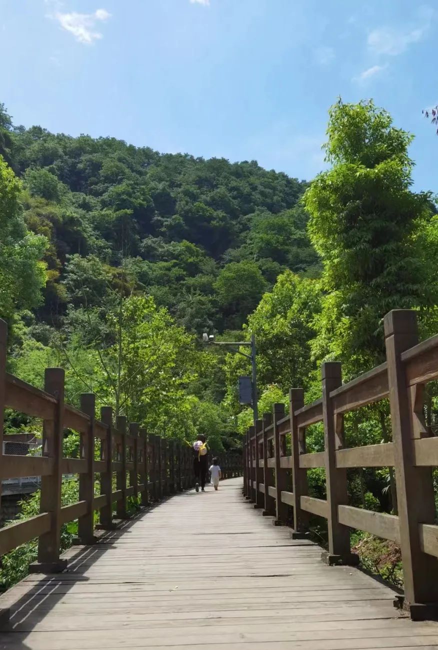 Hike in Chongzhou, Chengdu, climb to the top of the secluded temple - iNEWS