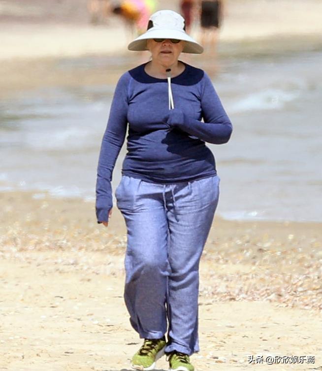 Years make people unrecognizable?Hillary Clinton, 74, is too fat to ...