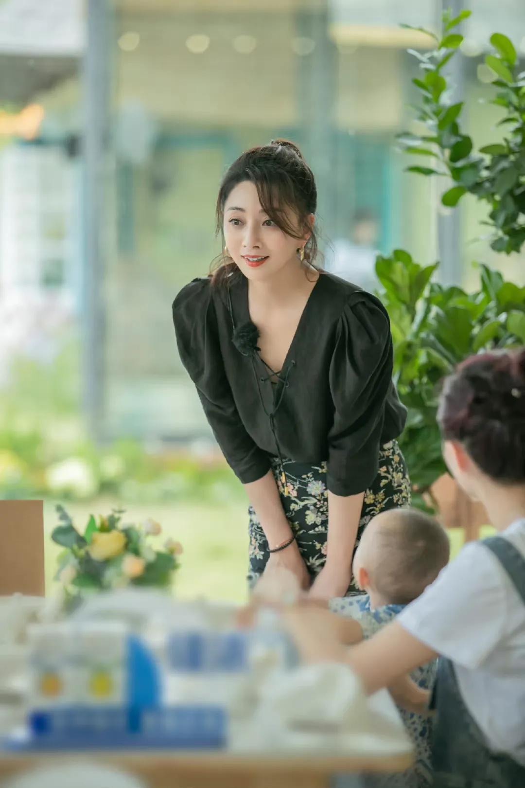 Yin Tao's recent variety show outfits - iNEWS