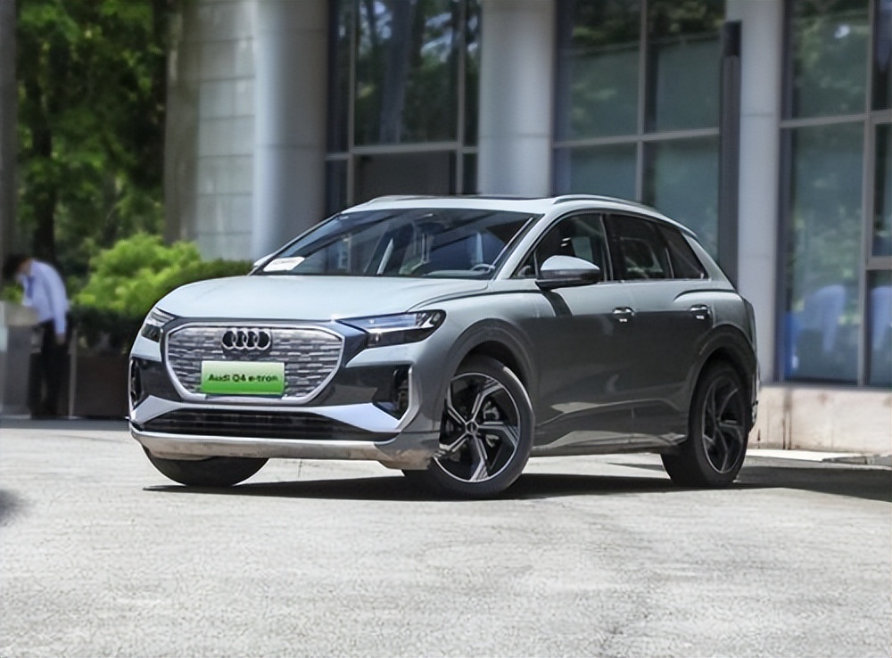 Equipped with a virtual cockpit, the Audi pure electric Q4 e-tron has a ...