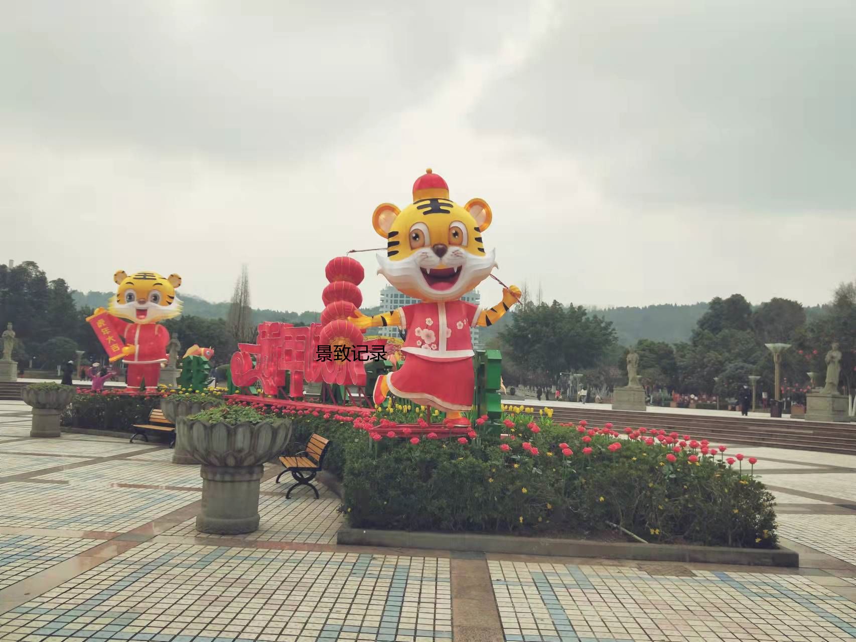 Scene record: Chongqing Dazu Hongsheng Cultural Square, shaped like a ...