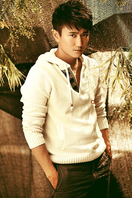 The well-known child star Ye Jing eats roadside stalls, her body is fat ...