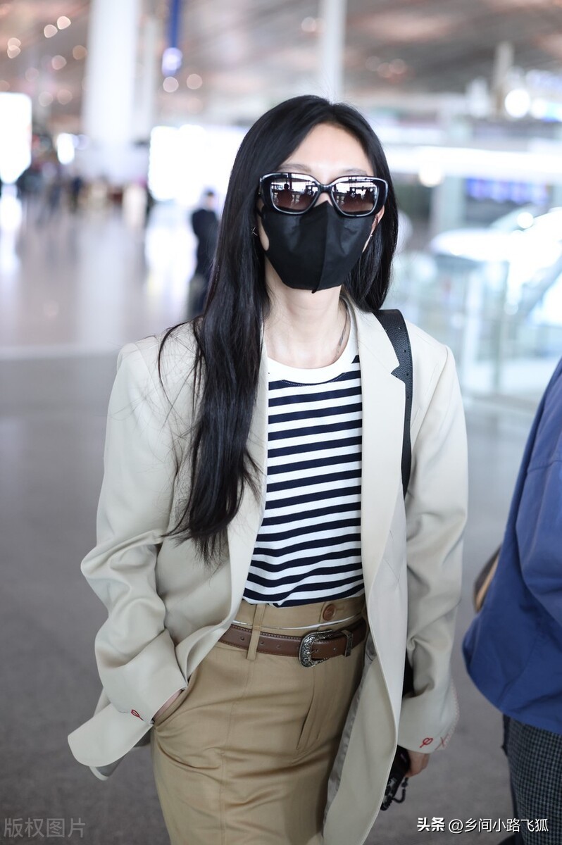 Zhang Li appeared in Beijing airport in full armor - iNEWS