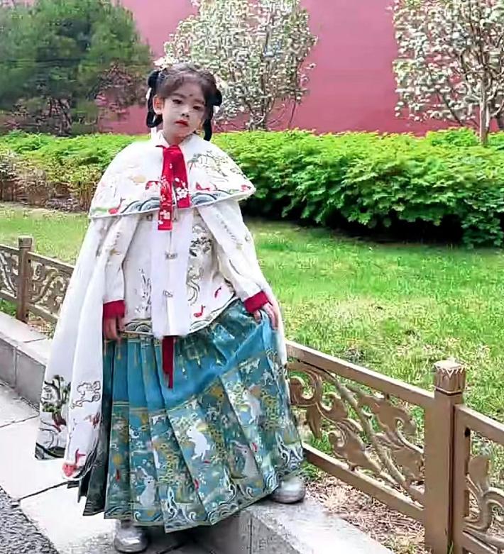 42-year-old Li Lin rarely shows off her baby, and her youngest daughter ...