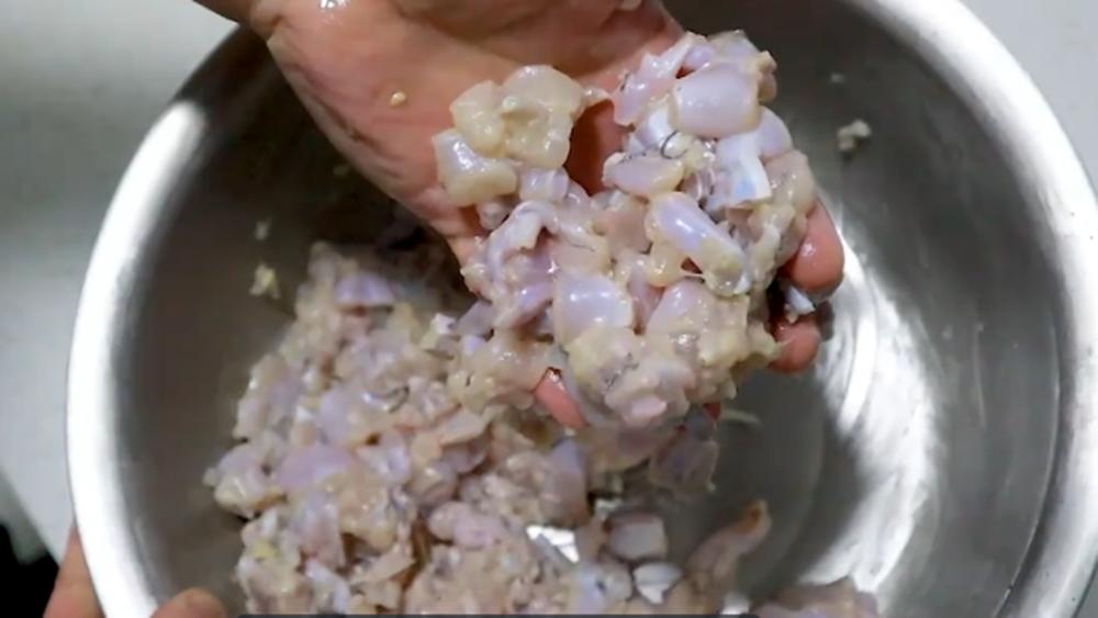 Homemade practice of dry pot bullfrog, the meat is fresh and tender ...