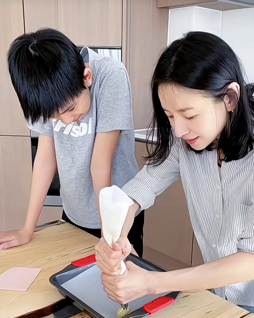 Dingding grew into "Small Yang Yang", the interaction between Dong Jie ...