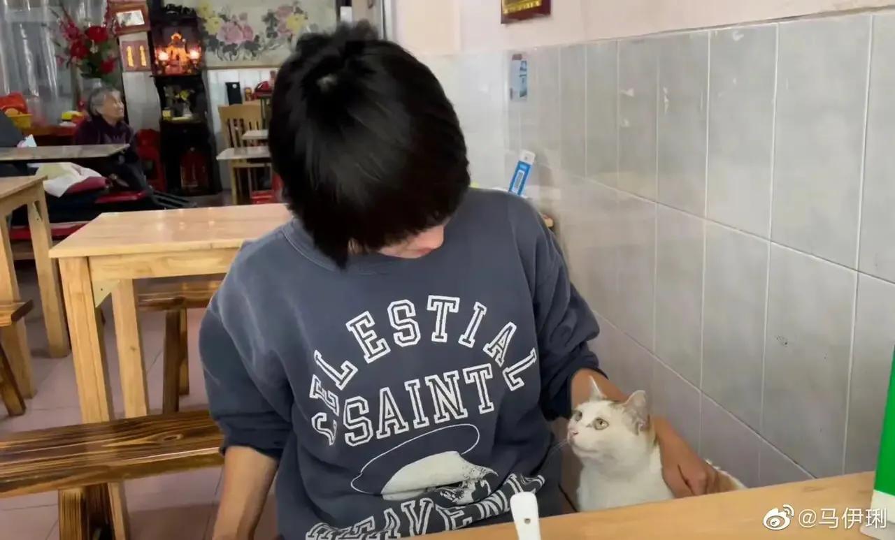 Ma Yili was photographed skinny, wearing slippers and pajamas, raising ...