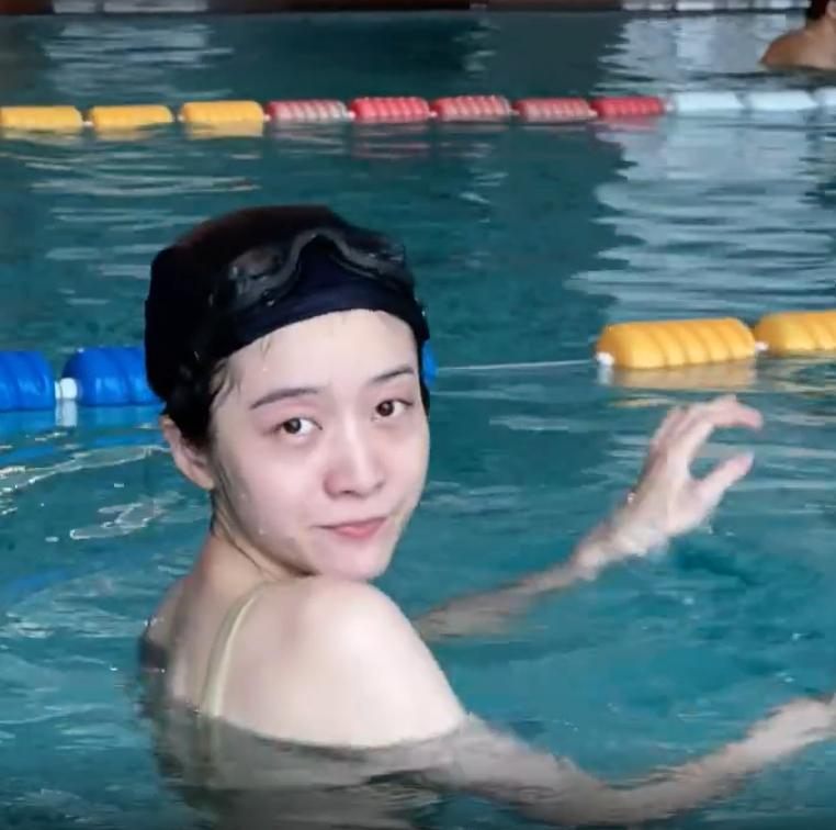 Zhang Xueying showed off her figure in a swimsuit!Water dripping all over the body, white and ...