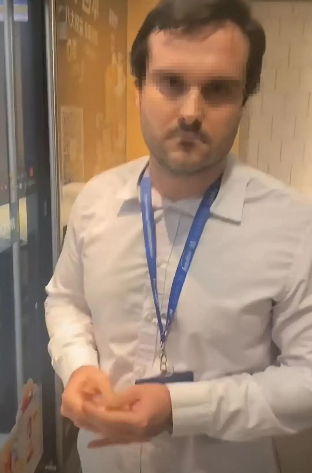 A 5 year old Boy Greeted A Foreigner Enthusiastically But Was