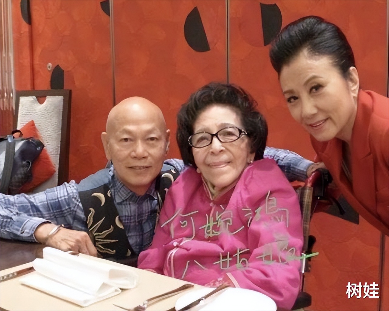 Intimate photo of He Wanhong, his younger brother Stanley Ho, his ...