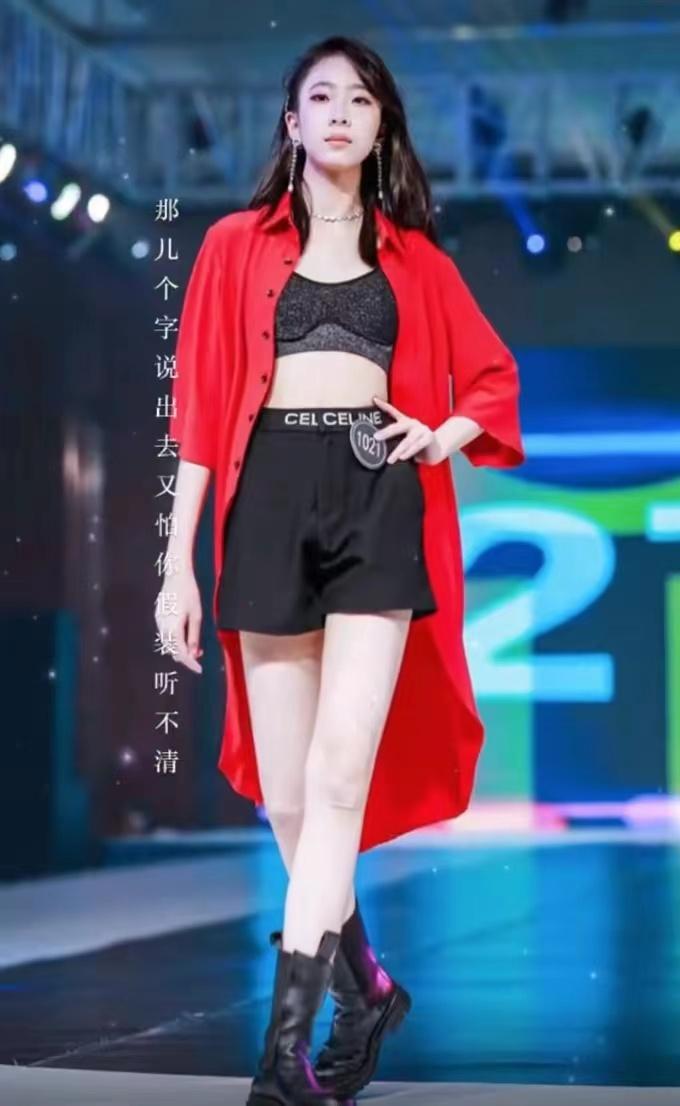 Tang Zhenye's twin daughters debuted on the runway, with beautiful legs ...