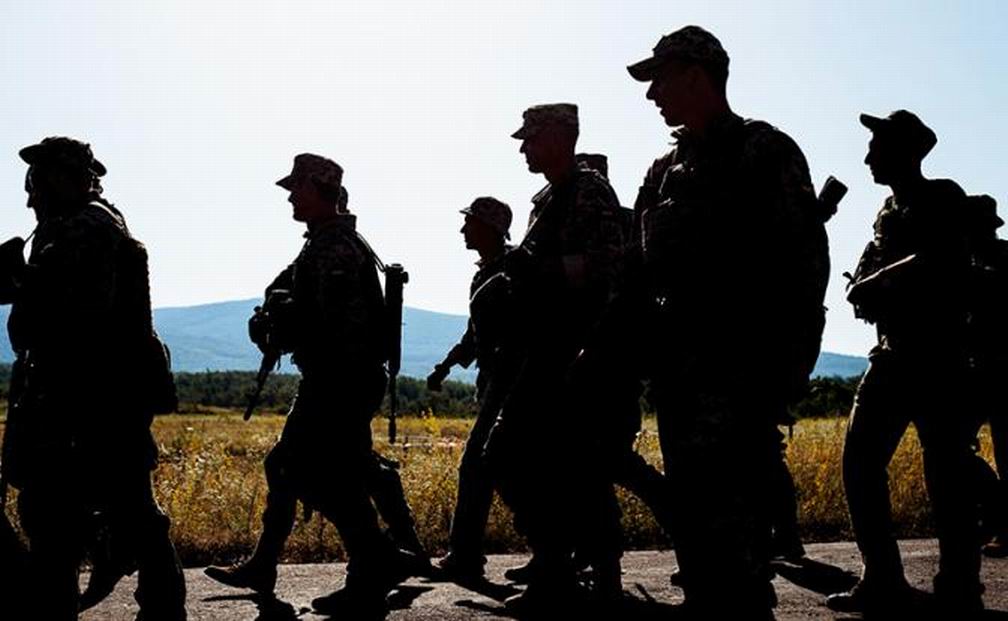 After the fiasco, the Russian army left behind a large pile of corpses ...