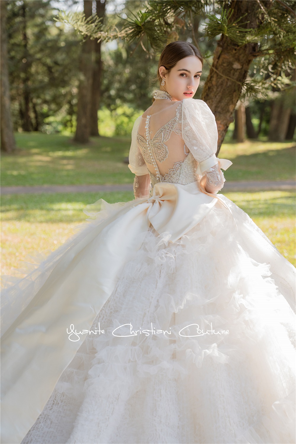 What are the steps in customizing a wedding dress? - iNEWS