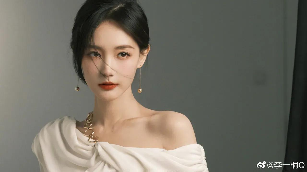 Li Yitong posted the latest beautiful photos with the text Su Jiuer ...