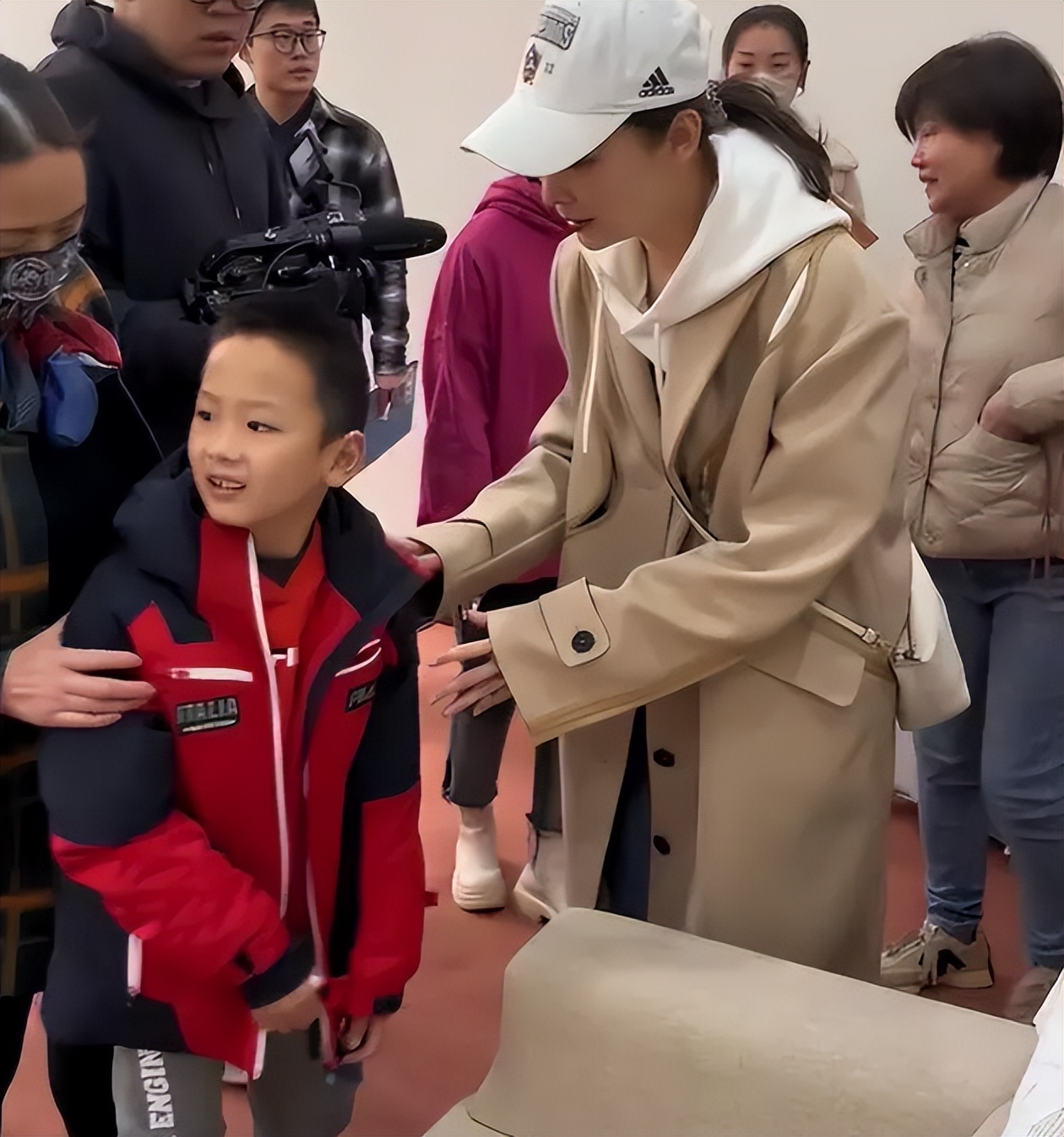 Qu Shanshan took her son to the party, her eyebrows looked like Huang ...