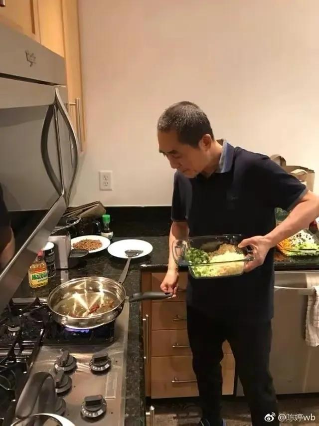 Zhang Yimou's daily life at home, cooking and cooking to accompany his ...