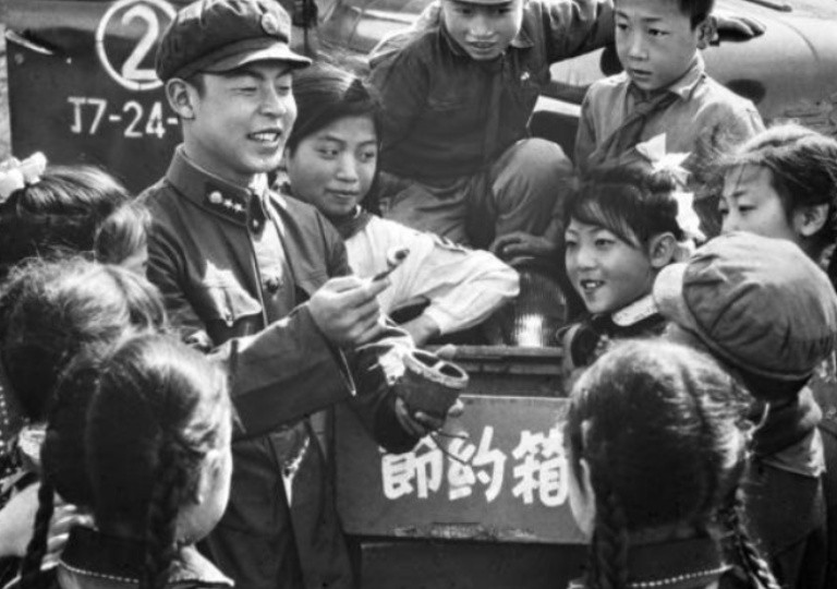Chen Yajuan, the girl in Lei Feng's photo, was once offered a reward of ...