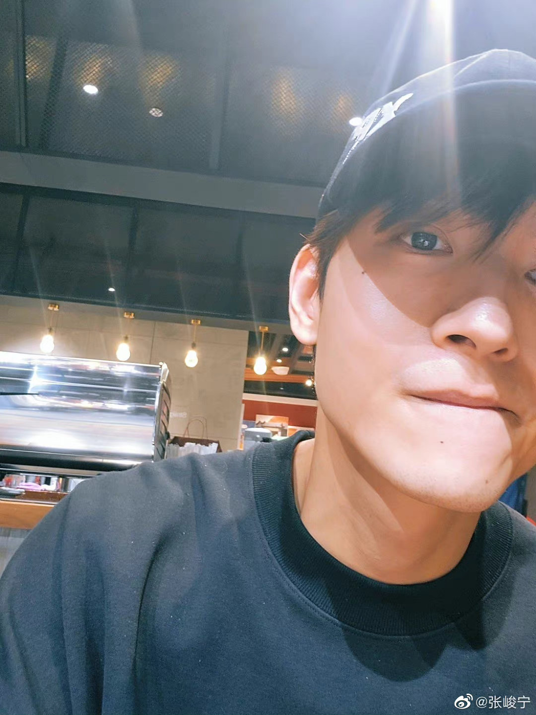 This style of Zhang Junning seems to have seen the beast boy group 2pm ...