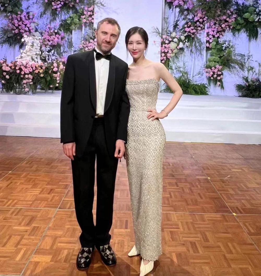 Tian Pujun is really good at taming her husband!Pulling the 71-year-old ...