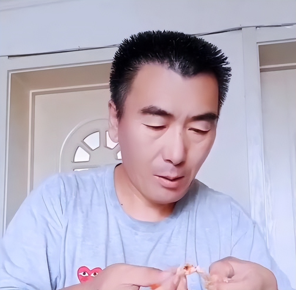 Li Yucheng eats alone again, and cooks sweet braised prawns with his ...