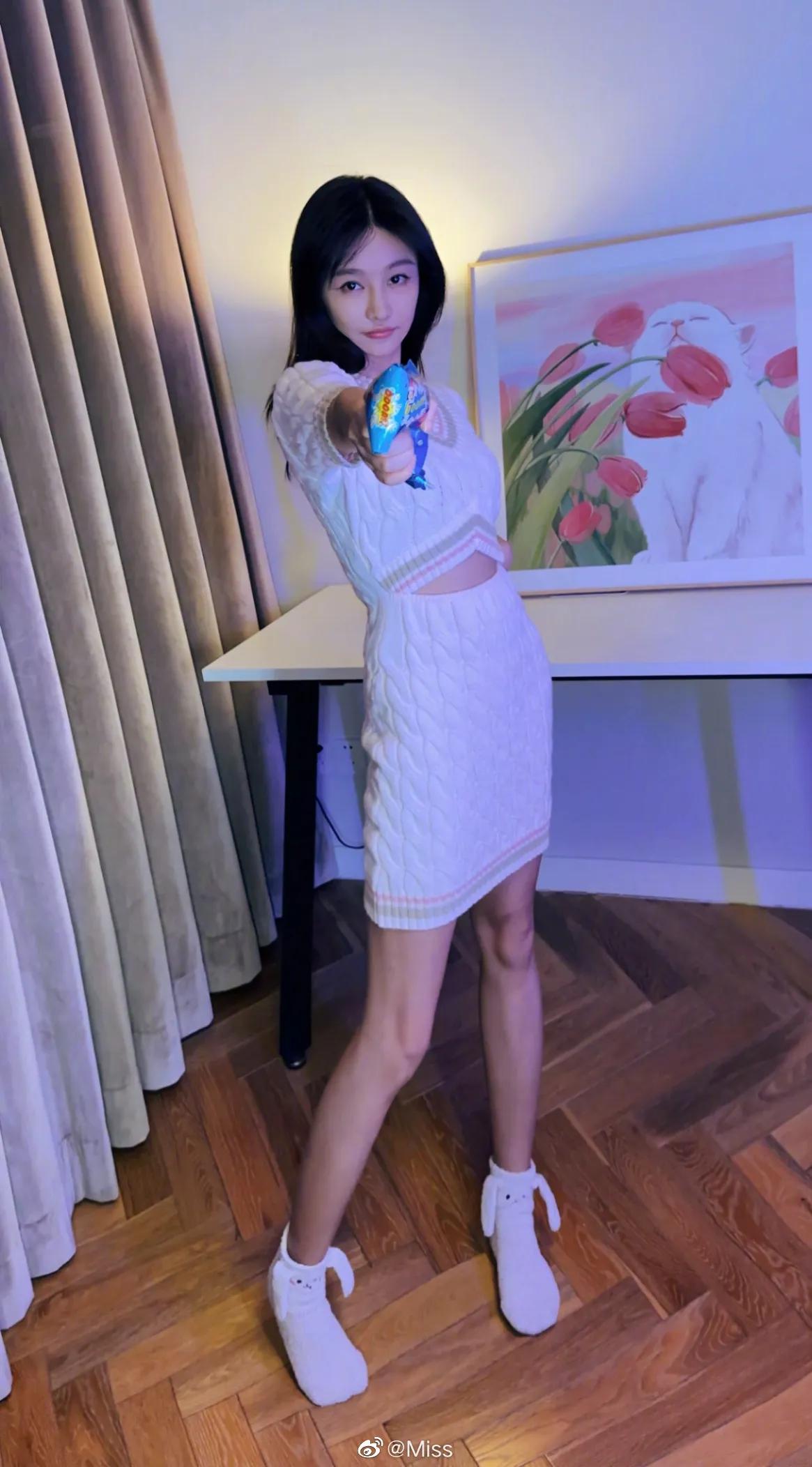 Well-known e-sports female anchor miss Han Yiying - iNEWS