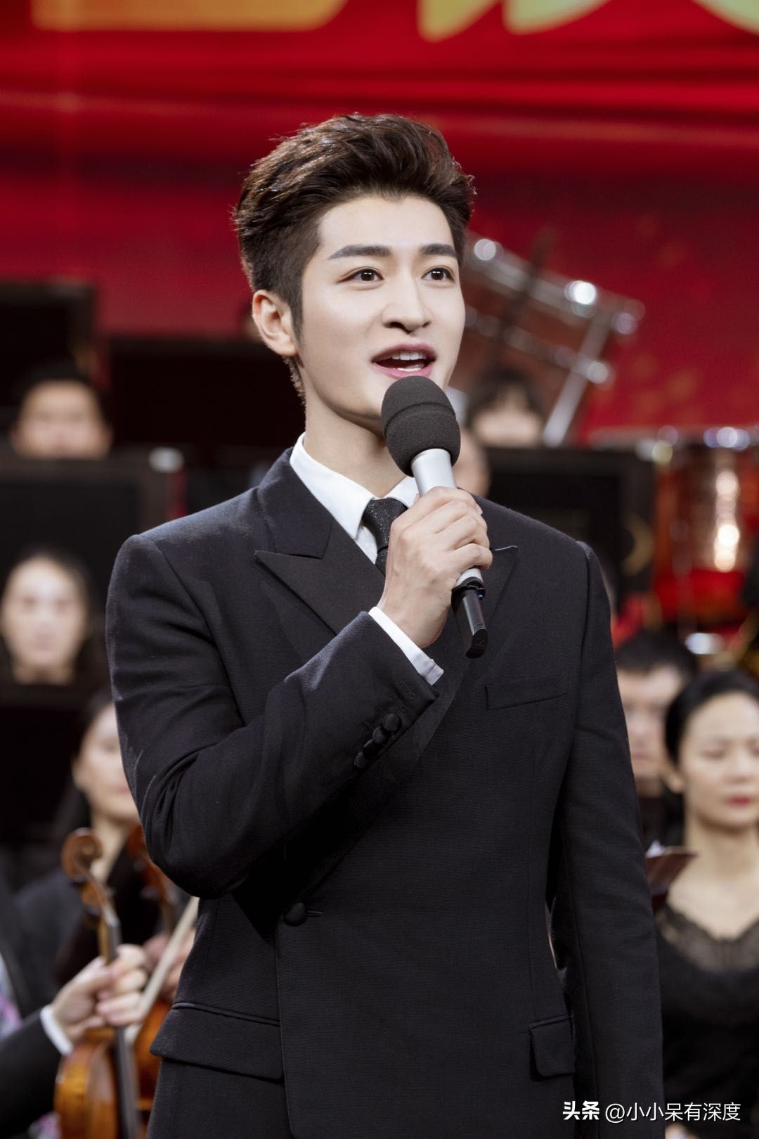 CCTV host Yin Song is not only handsome, but also very talented. He is ...