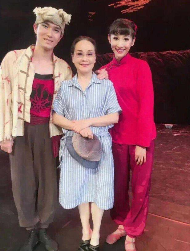 True beauty! 78-year-old Li Gu has been showing his style in the face ...