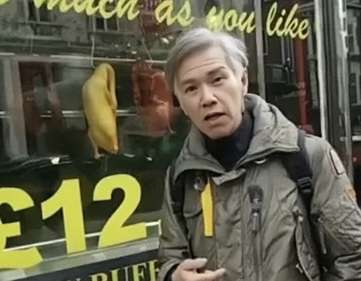 A well-known Hong Kong male star with gray hair in the mirror. He wants ...