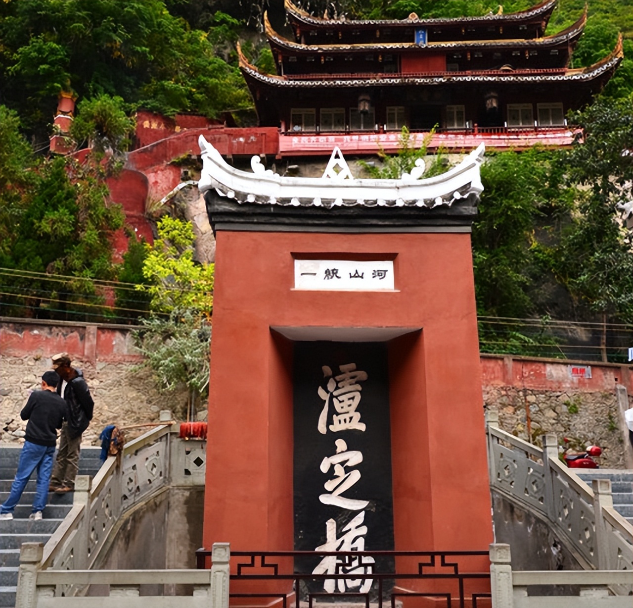 How was Luding Bridge built? How did the 13 iron cables of 40 tons be ...