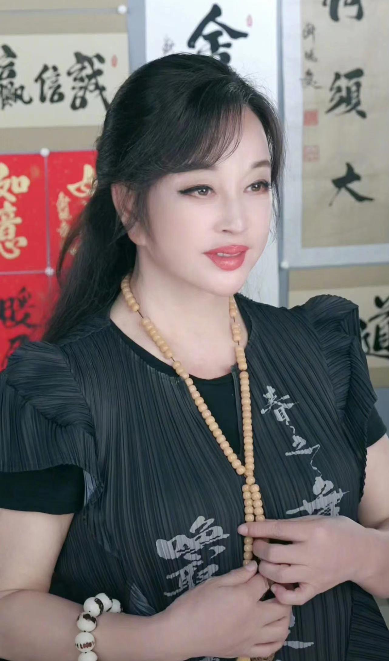 Liu Xiaoqing's hot dance on the lawn caused controversy, his hands and feet were uncoordinated ...