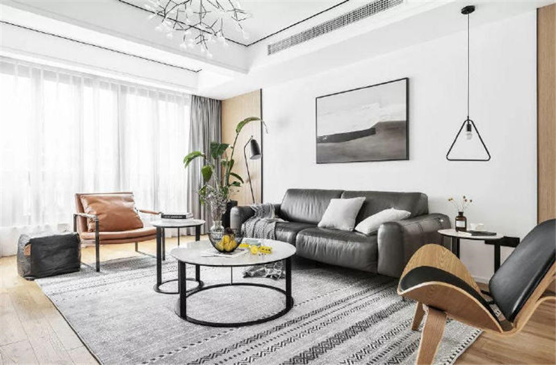 The 123-square-meter simple-style three-bedroom is spacious and ...