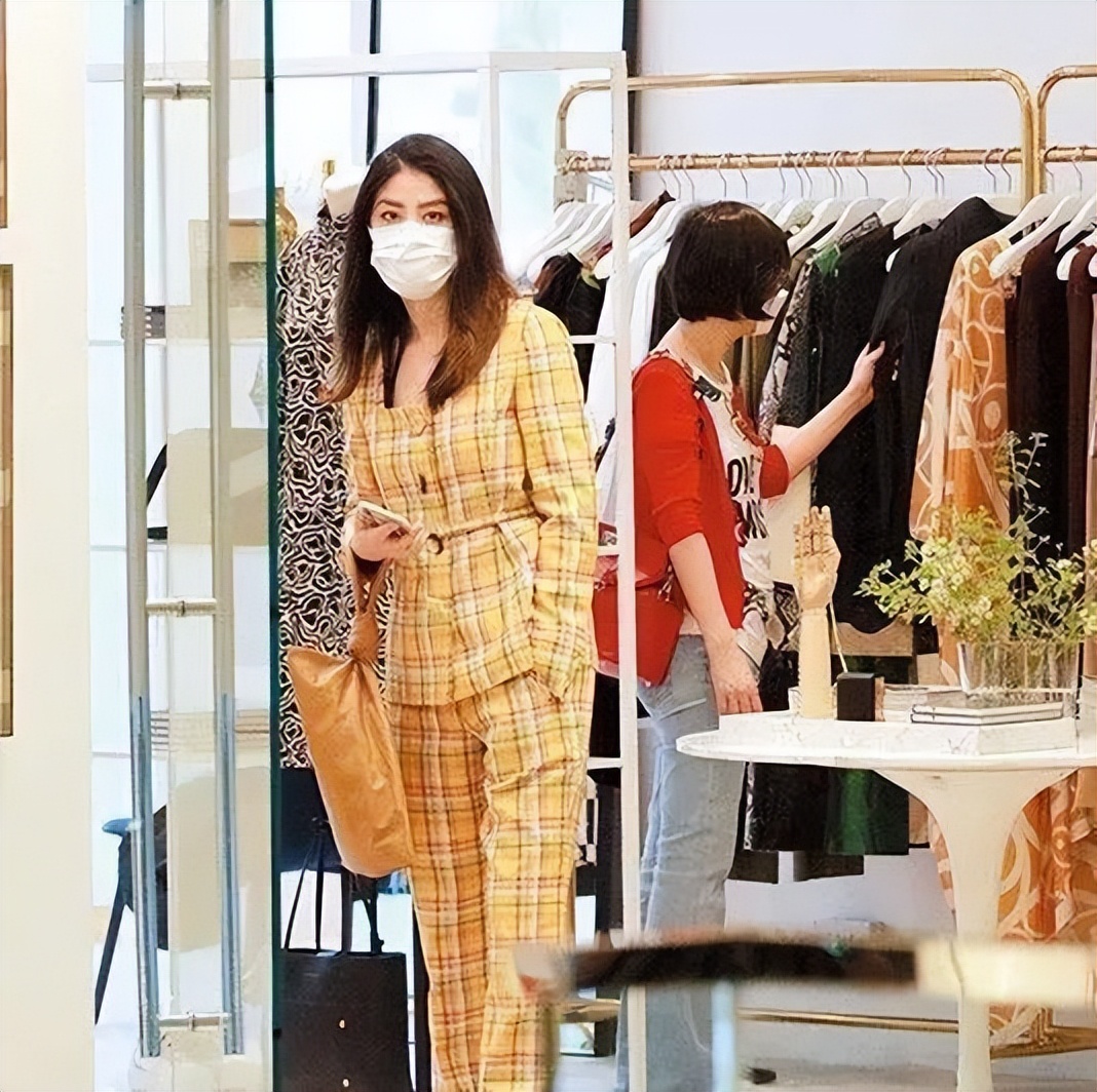 Chen Huilin was photographed picking up the baby, dressed in ...