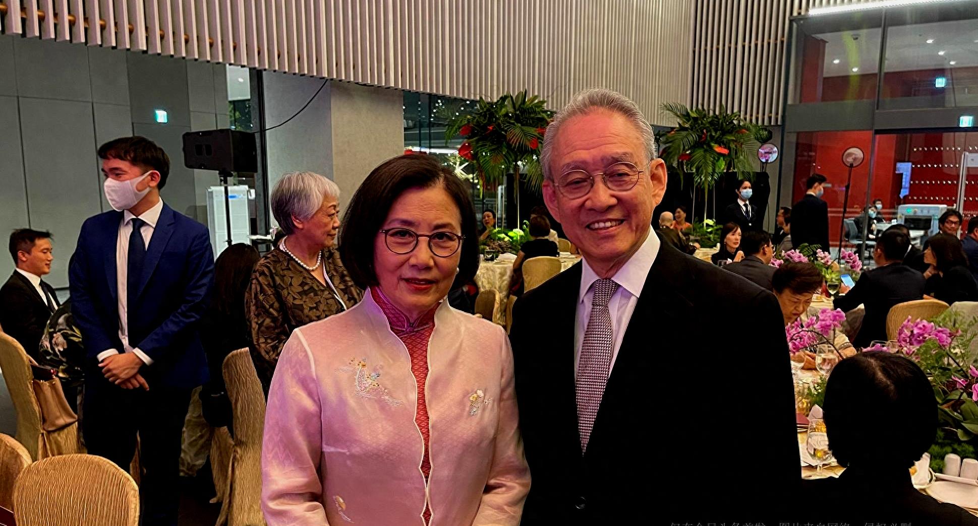 Wang Mingquan attended a celebrity dinner, Huo Qigang and his wife put ...