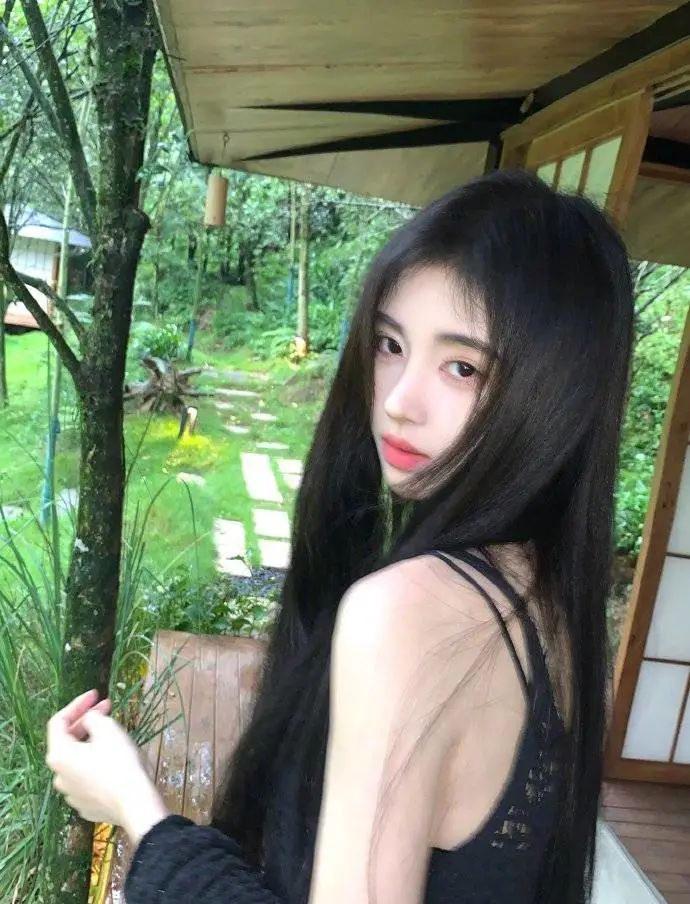 Exploring the beauty of nature, Ju Jingyi shows a charming profile in ...